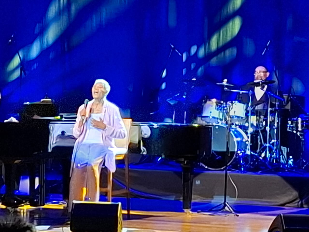 Dionne Warwick esbanja carisma em show em BH